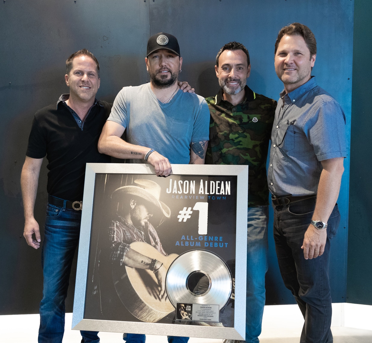 Jason Aldean Gives His Team Some Hardware | Nashville.com