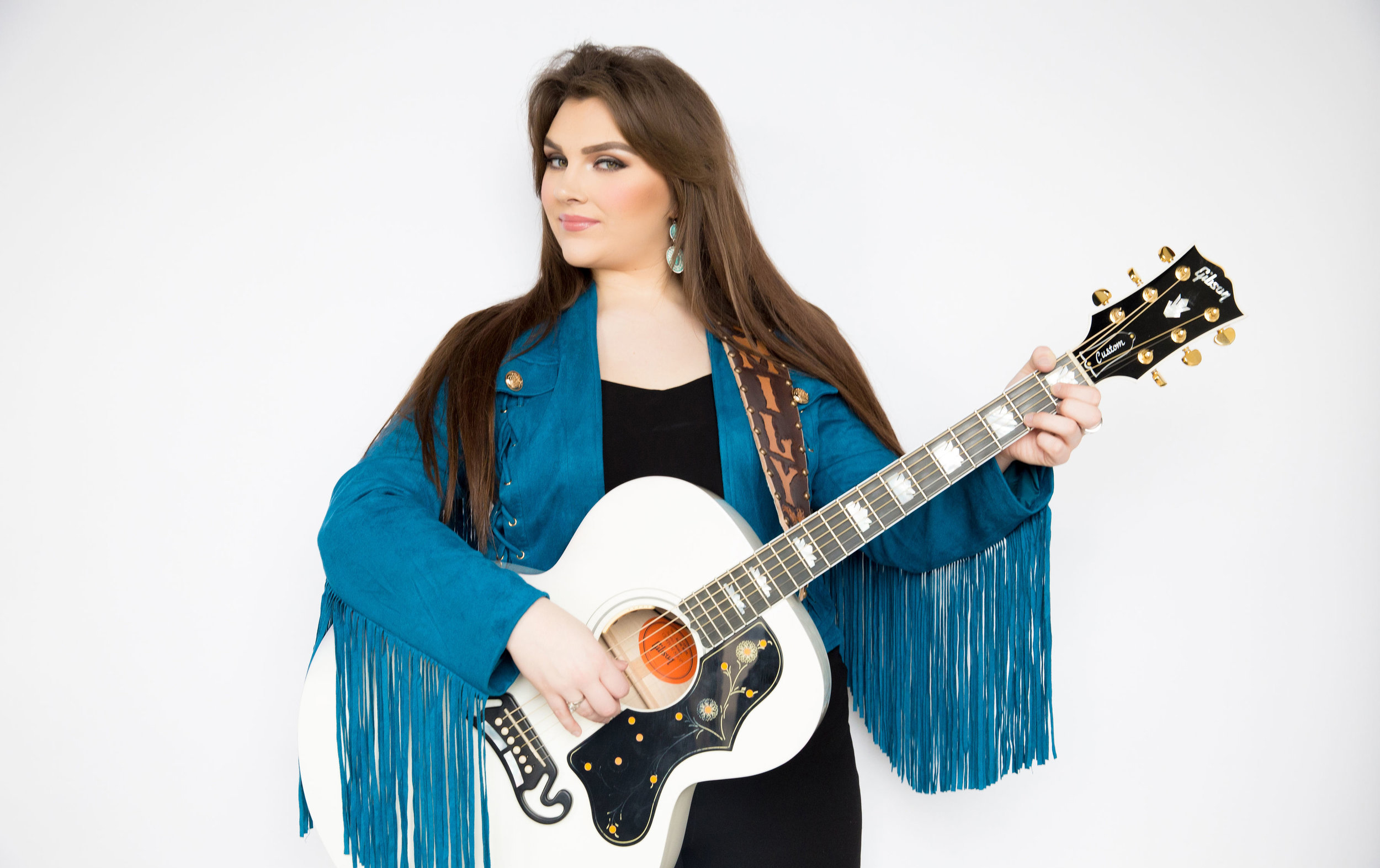 Rising Star Emily Miller Releases Lyric Video For “Avaline” | Nashville.com