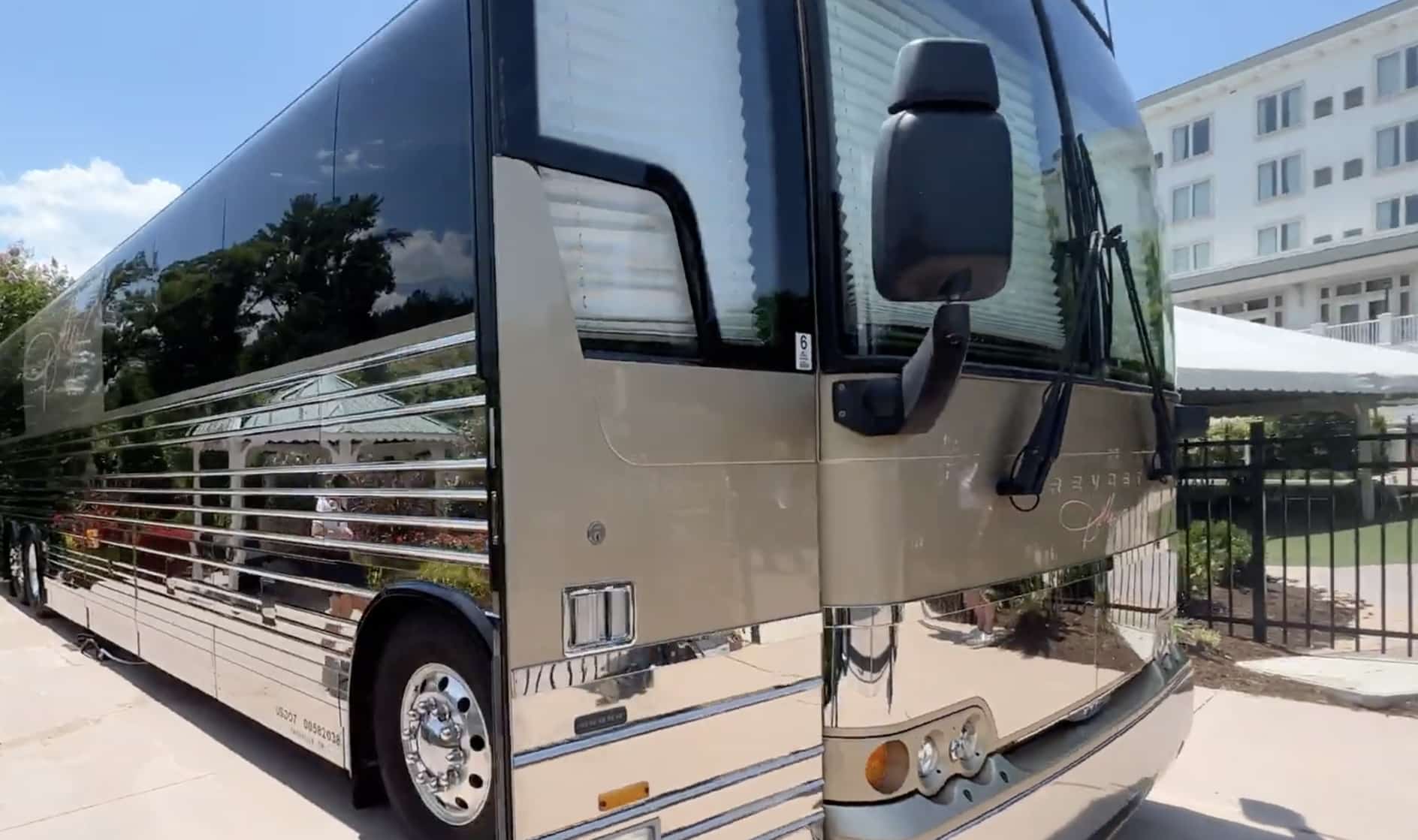 Would You Like To Stay On Dolly Parton's Tour Bus? | Nashville.com