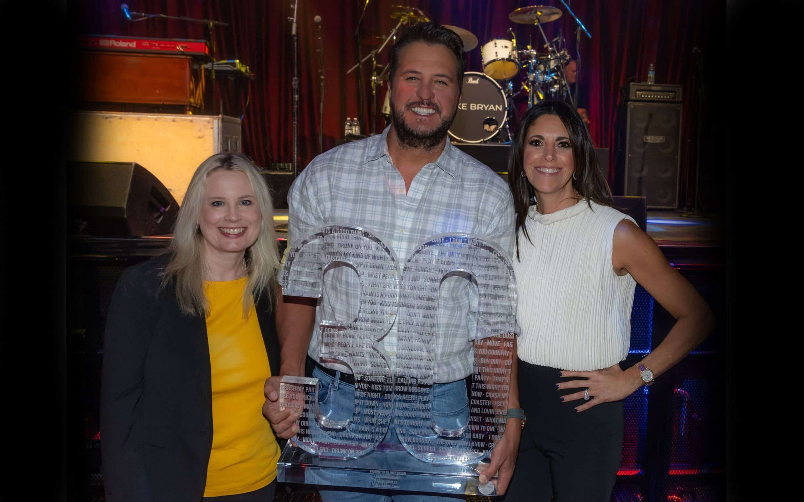 Luke Bryan Celebrates 30 Number Ones | Nashville.com